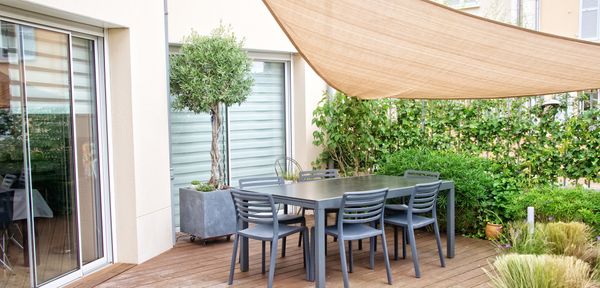 Sonnensegel für die Terrasse → Lesen Sie Tipps zur Terrassenüberdachung