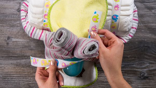 Windeltorte basteln deluxe: Windeldreirad als Geschenk zur Geburt